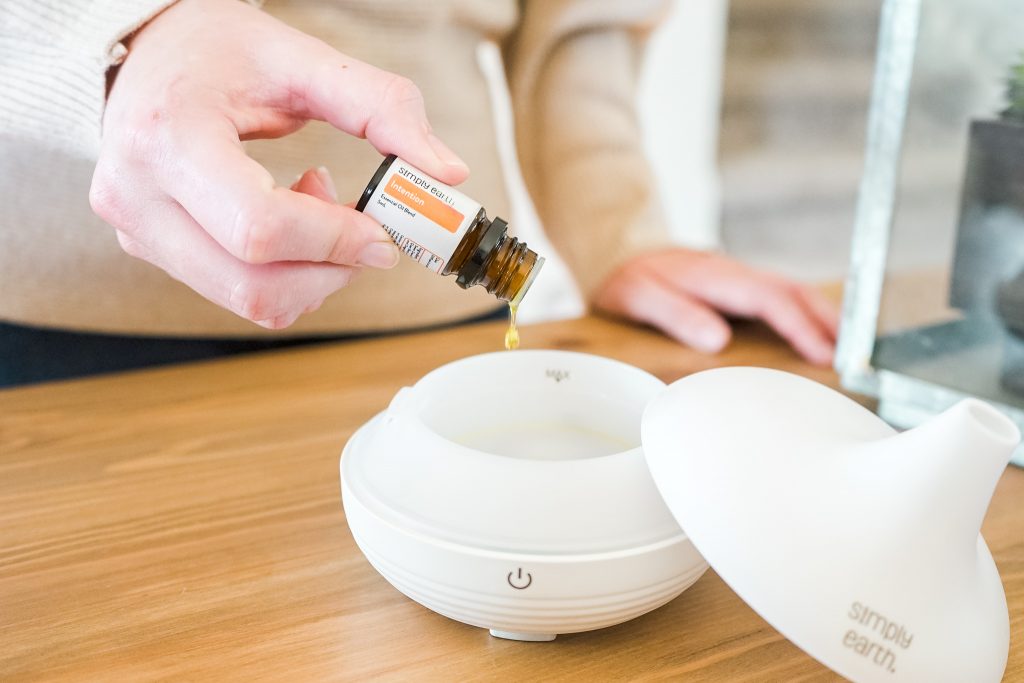 Calming Essential Oil Blend Recipe for Diffusing - Simply Earth Blog